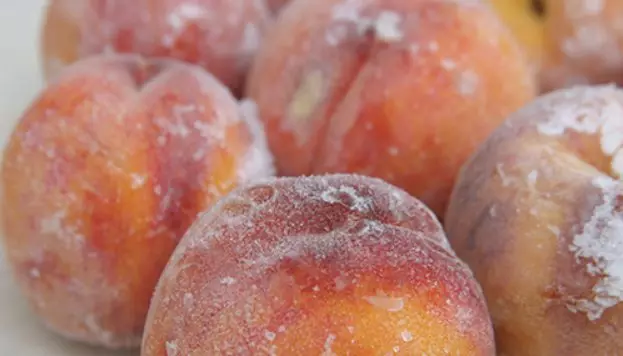 Come congelare le pesche per l'inverno in freezer: congelamento delle pesche intere in casa, con zucchero, cubetti, purè di patate 9678_7