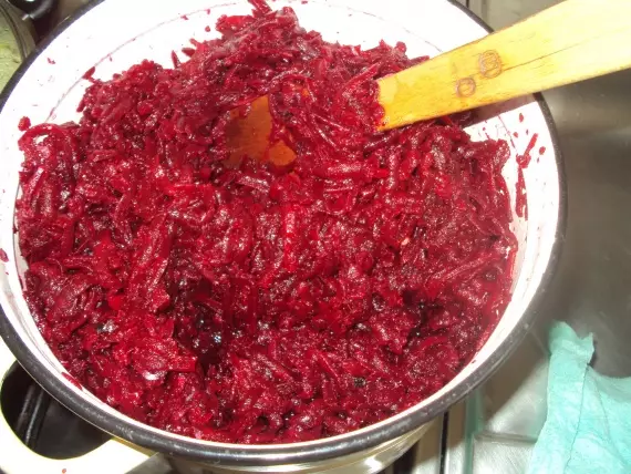 Salate ea beetroot mariha: lipepepe tse monate ntle le sterilization, ka lihoete, tamati, konofolo, ka grinder ea nama 9724_2