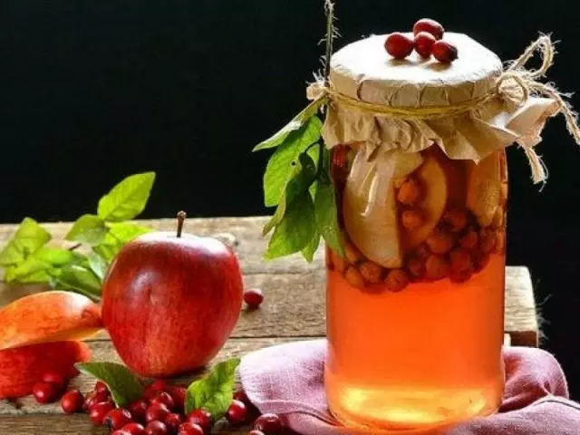 Hawthorn compote: ለክረምቱ እና ለእያንዳንዱ ቀን የምግብ አዘገጃጀት መመሪያዎች ፣ ጥቅሞች እና ጉዳቶች 9746_9