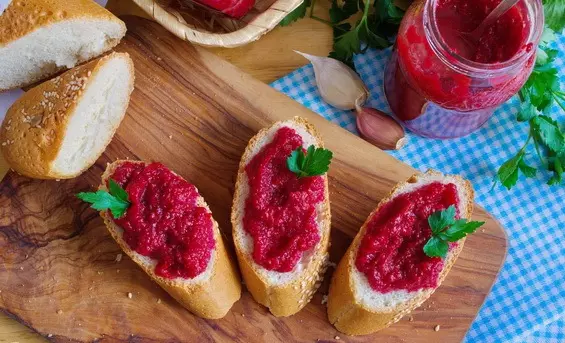 Recept na kaviár z červené řepy: „Olízněte si prsty“, přes mlýnek na maso, s mrkví, rajčaty, smažený, pikantní, krok za krokem s fotografií 9795_6