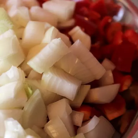 Insalata alla caviglia per l'inverno: ricette con pomodori, peperoni, cetrioli, ananas, salsa di Krasnodar, fagioli, in una pentola a cottura lenta 9809_24