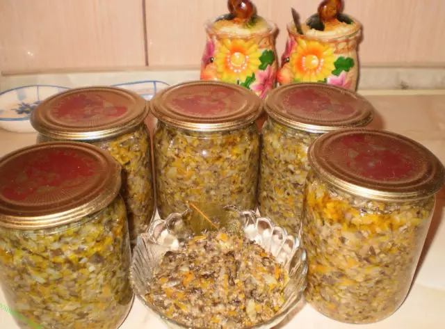 Volnushki: metode de gătit pentru iarnă în borcane, rețete delicioase de conserve, modul de preparare a ciupercilor 9821_15