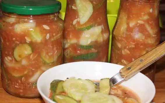 Komkommersalades yn tomatensap foar de winter: snije, plakjes, plakjes, rappe en lekkere stap foar stap resepten mei foto's, sûnder sterilisaasje 9822_14