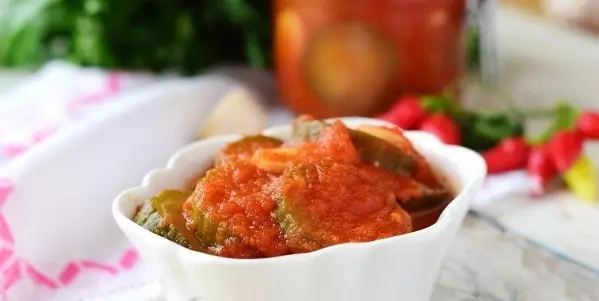 Saladên xiyaran di ava tomatoyê de ji bo zivistanê: birrîn, parçe, perçe, rêçikên gav-gav-gav ên bilez û xweş ên bi wêne, bêyî sterîlîzekirin 9822_3