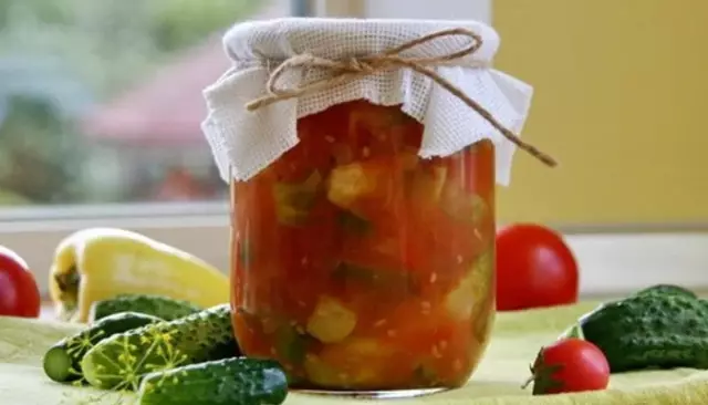 Insalate di cetrioli in succo di pomodoro per l'inverno: tagliati, affettati, affettati, ricette passo passo veloci e gustose con foto, senza sterilizzazione 9822_7