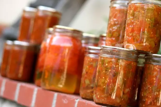 Komkommersalades yn tomatensap foar de winter: snije, plakjes, plakjes, rappe en lekkere stap foar stap resepten mei foto's, sûnder sterilisaasje 9822_9