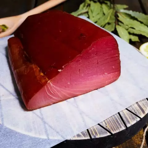 Koue, warmgerookte tuna: kalorie -inhoud, voordele, hoe om te piekel, hoe om te rook 9860_1