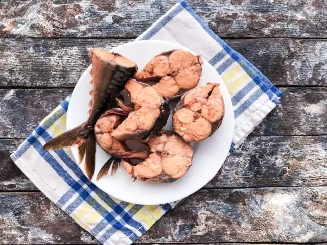 Maacht et selwer waarm gefëmmt Makrele: Rezepter um Feier, am Ofen, an engem luesen Uewen 9865_4