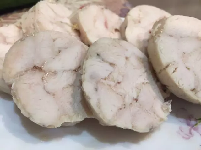 Chouriço de frango em casa com gelatina: receitas no forno, a partir do peito 9877_8