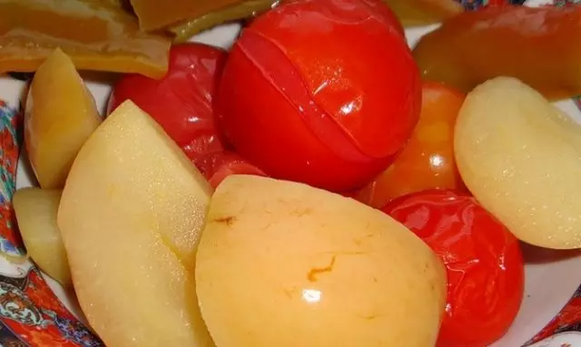 Tomates marinados con manzanas para el invierno: 13 recetas 9908_10