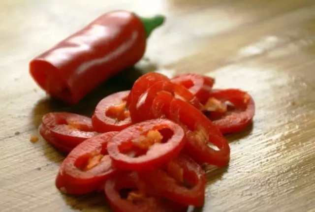 Armenísk beisk paprika fyrir veturinn: heit, chili, heit, salt, steikt, í bitum 9999_6